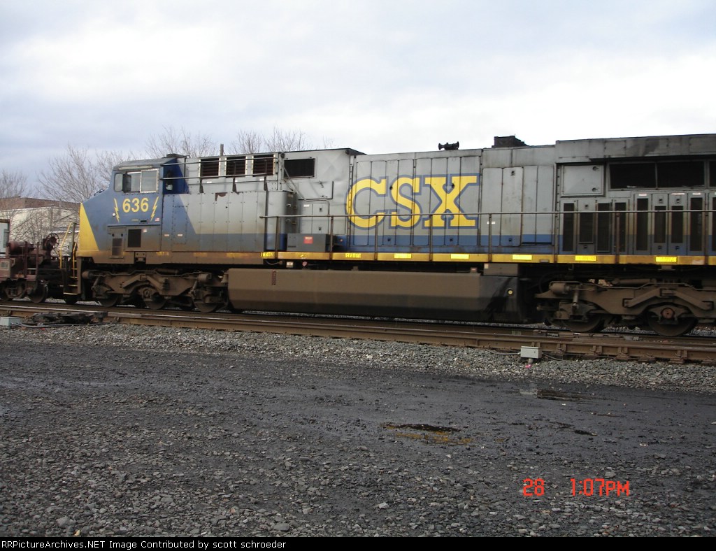 CSX 636 runs backwards EB on the CSX Q164